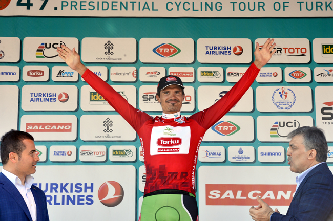 49. Cumhurbaşkanlığı Bisiklet Turu şampiyonu Mustafa Sayar kupayı ...