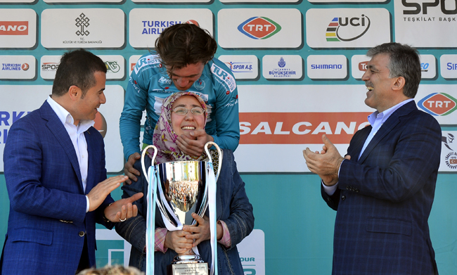 49. Cumhurbaşkanlığı Bisiklet Turu şampiyonu Mustafa Sayar kupayı ...