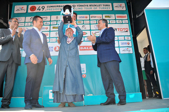 49. Cumhurbaşkanlığı Bisiklet Turu şampiyonu Mustafa Sayar kupayı ...